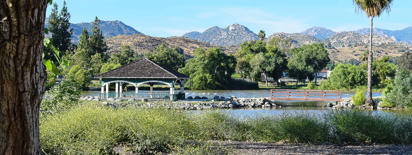 5 Reasons You Should Move to Lakeside | Neighborhoods.com